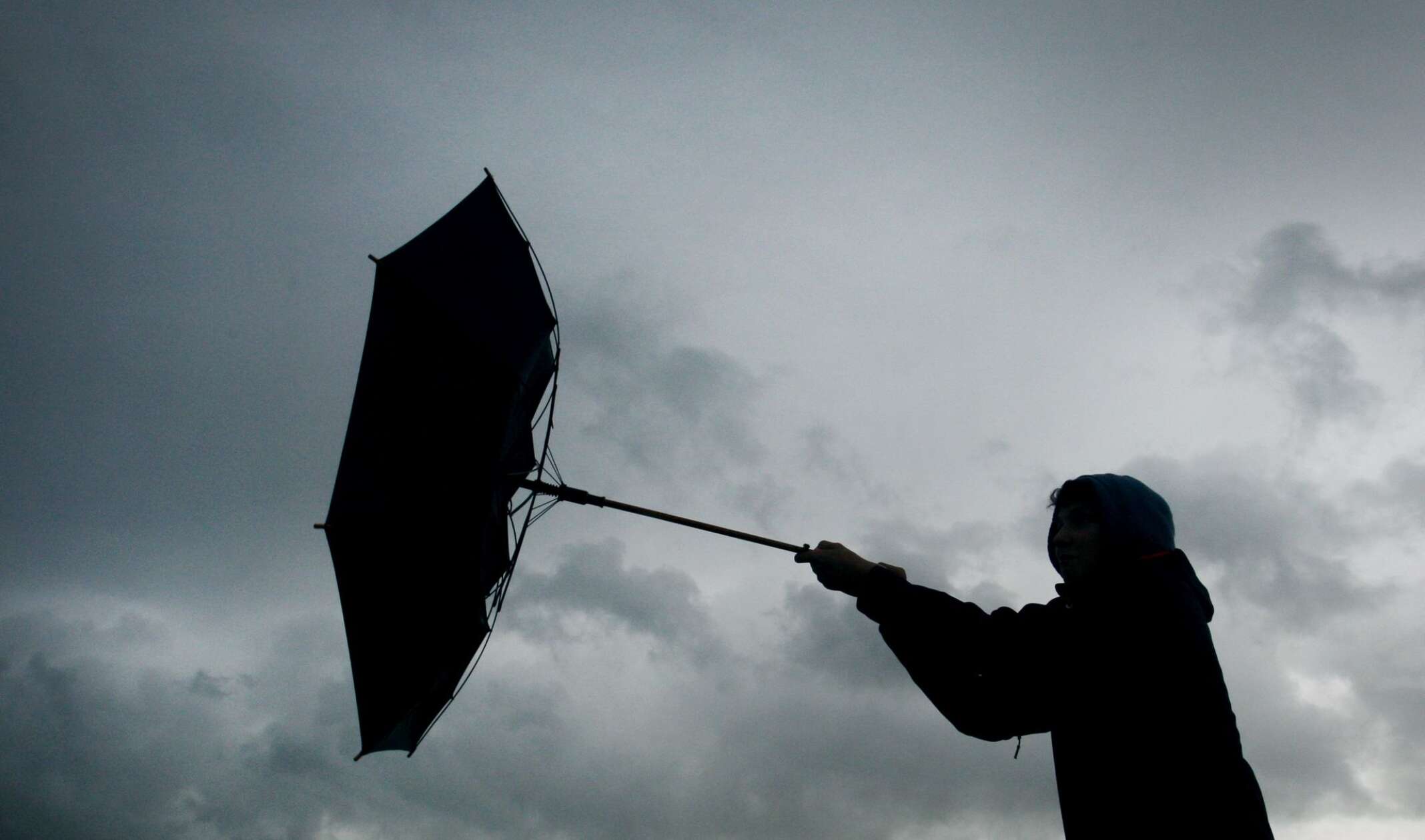 Mehrere Glätteunfälle in Bayern - Sturm weht Zelt auf A3