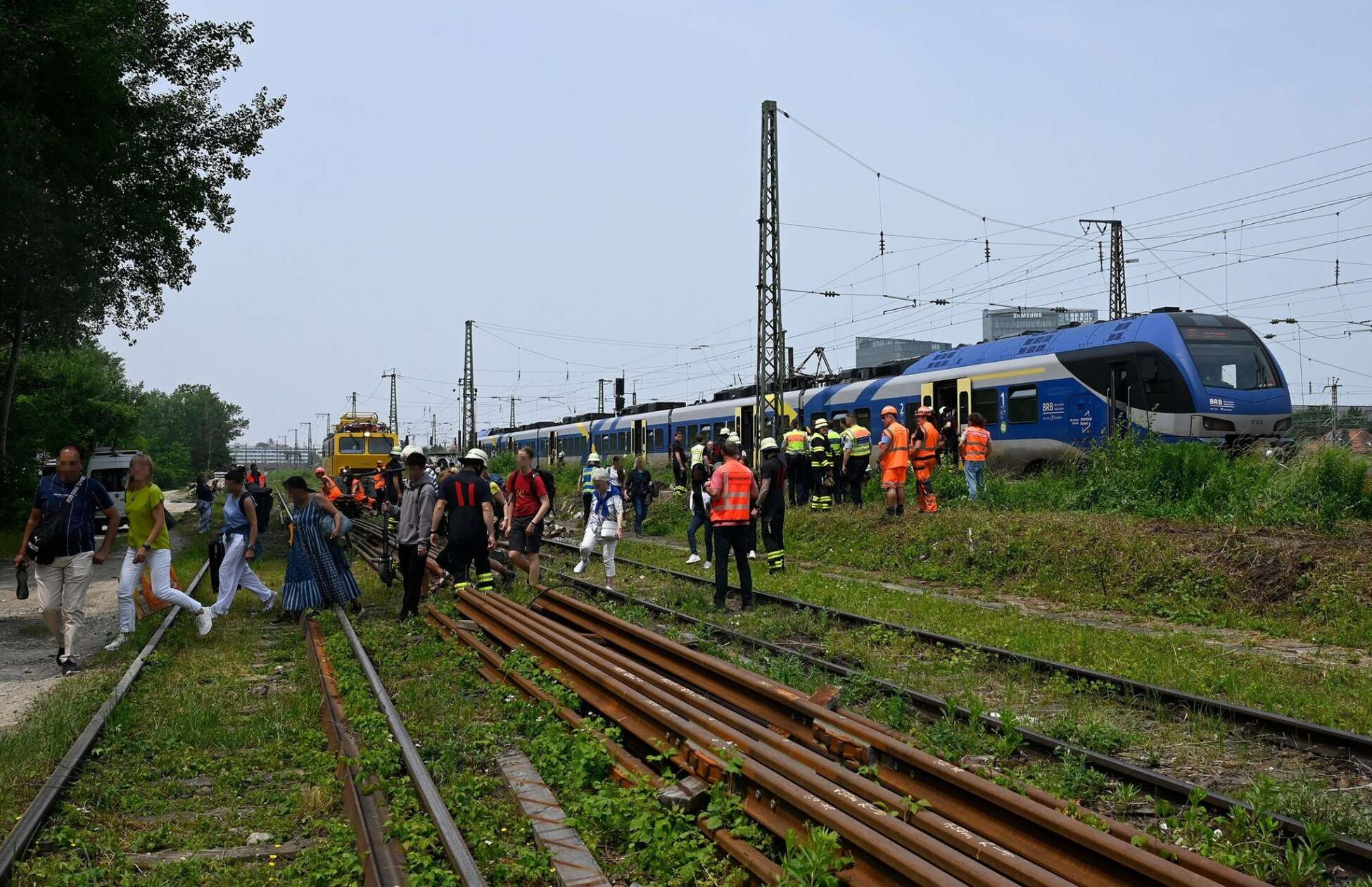 Feuerwehr räumt Regionalzug nach Oberleitungsschaden | ANTENNE BAYERN