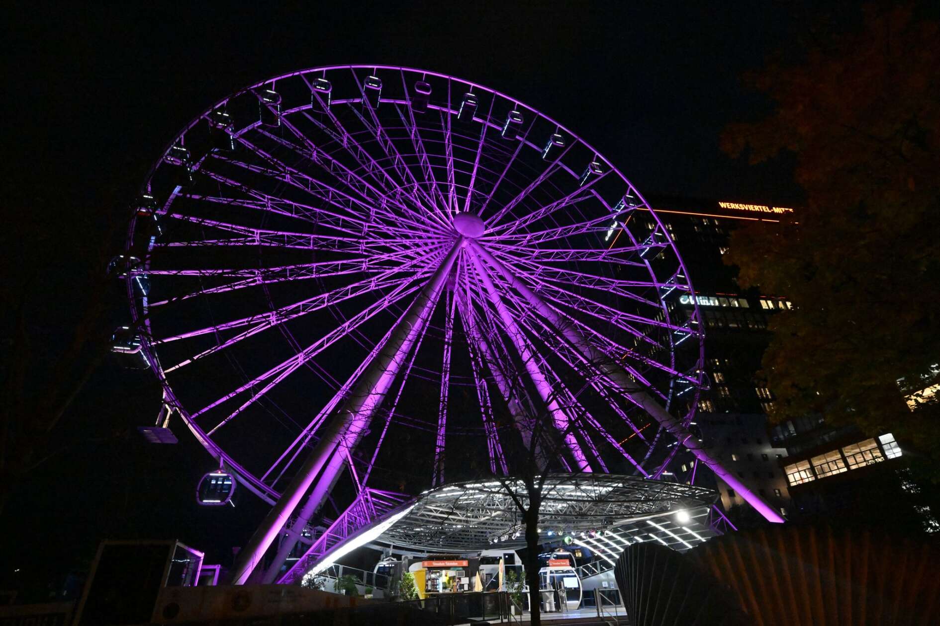 Wahrzeichen strahlen zum Weltmädchentag in Pink | ANTENNE BAYERN
