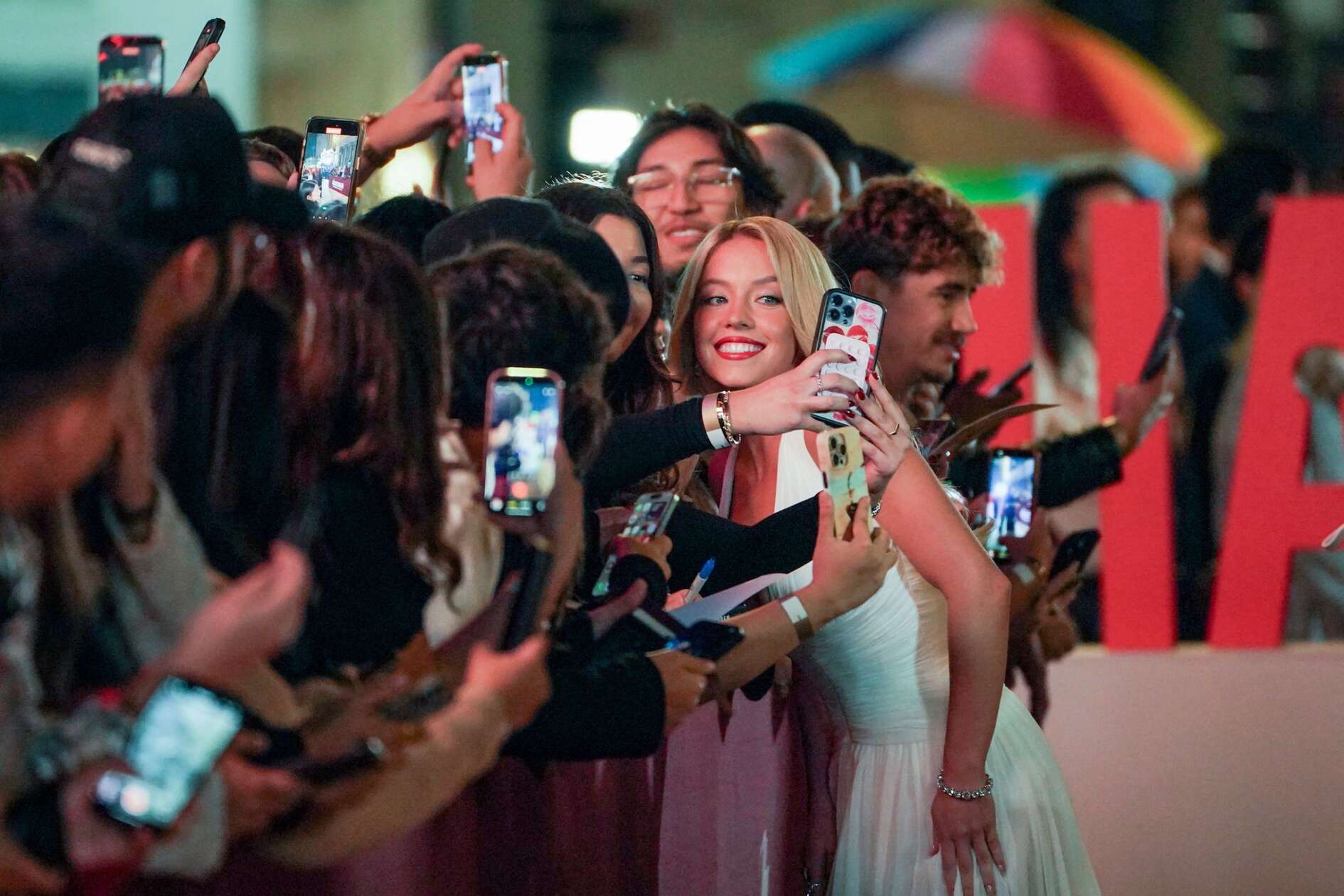 «The Housemaid»: Sydney Sweeney erobert Leinwand zurück | ANTENNE BAYERN