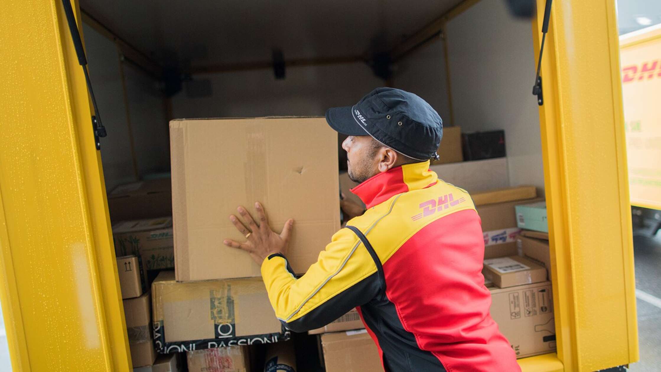 Postboten sollen Briefe & Pakete bald nicht mehr täglich bringen