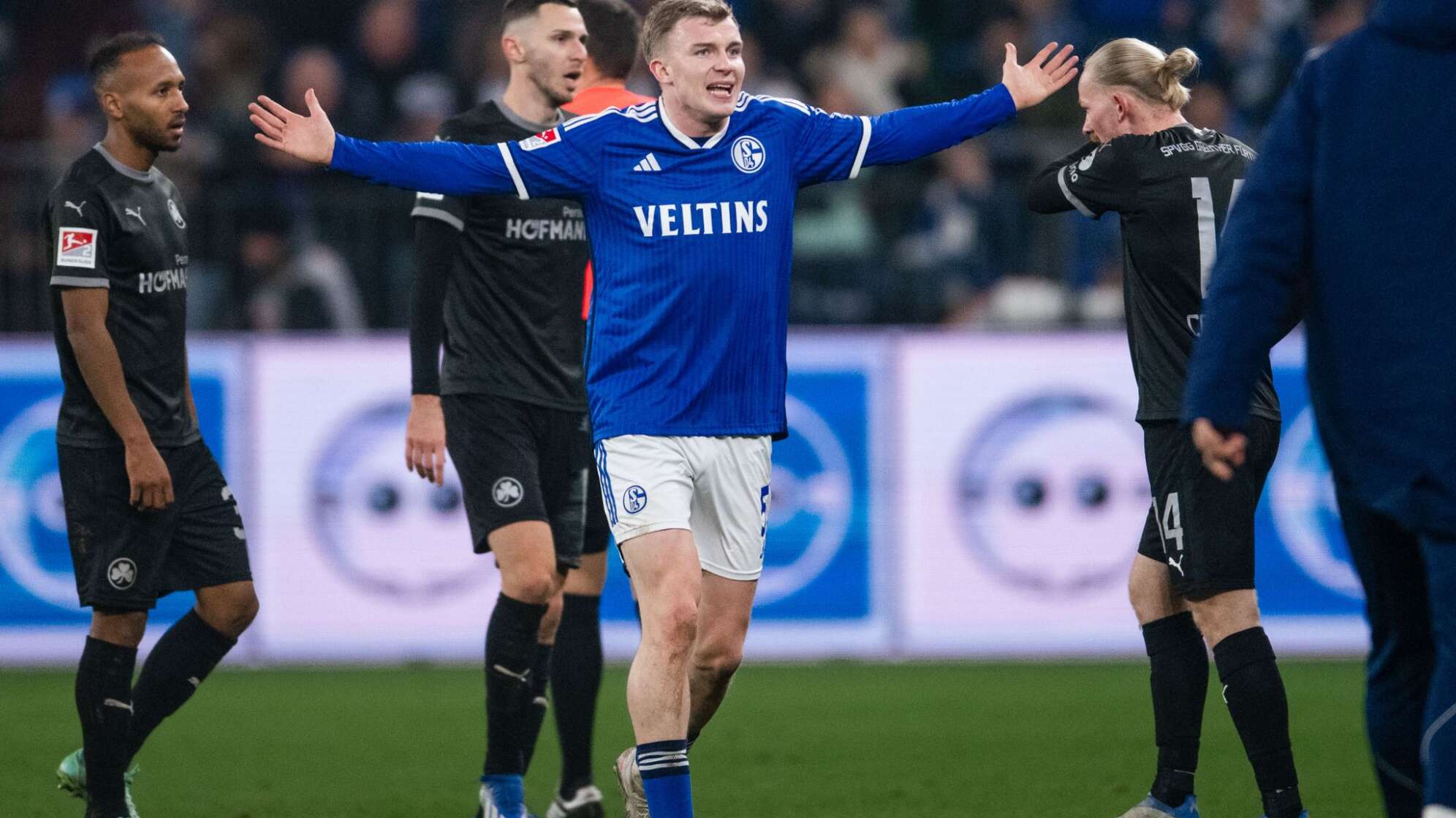 Fc Schalke 04 Gegen Spvgg Greuther Fürth Live Im Tv Und Im Stream
